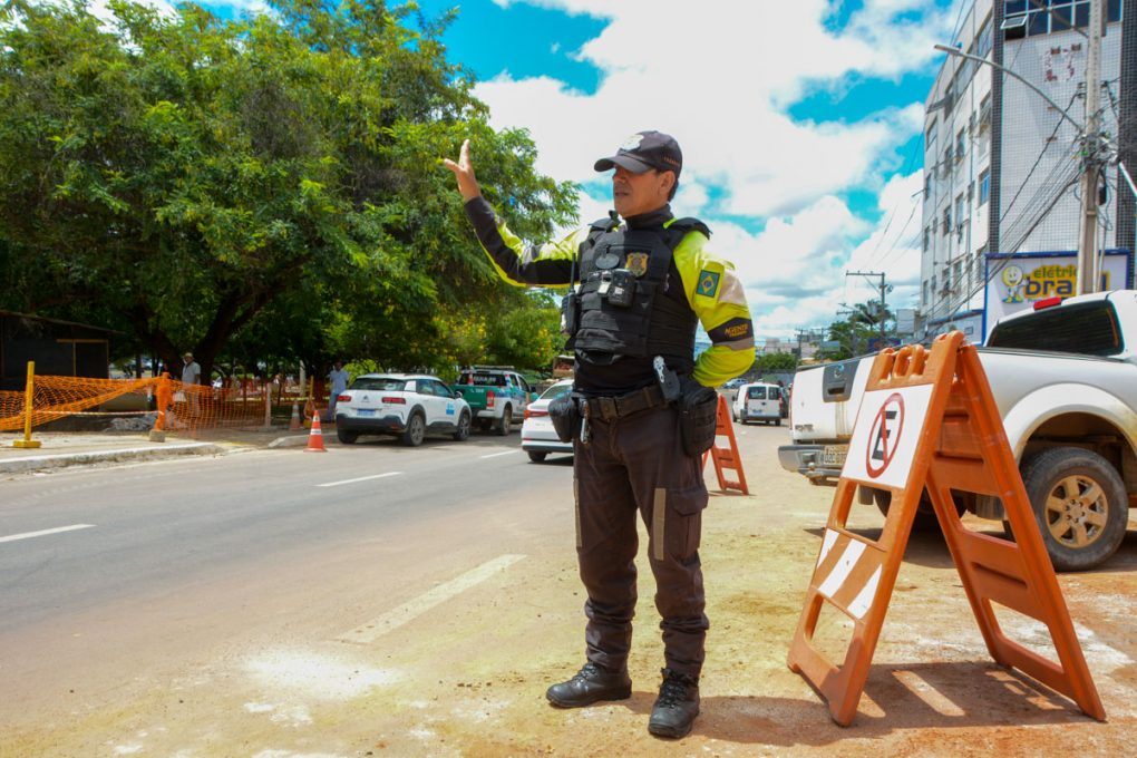 Prefeitura acompanha obra de recuperação de canal na praça Vítor Brito ...