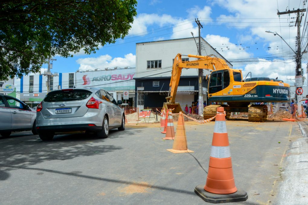 Prefeitura acompanha obra de recuperação de canal na praça Vítor Brito ...